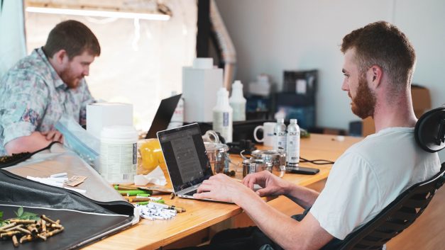 How to Stay Logged Off at Work - Digital Detox - Time to Log Off